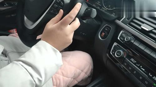 手动挡下坡、转弯的时候,离合器和刹车都要踩吗?