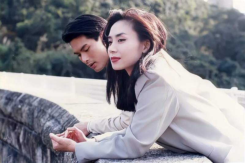 1982年,只有19岁的邝美云参加香港小姐,这届港姐的赞助商是周大福...