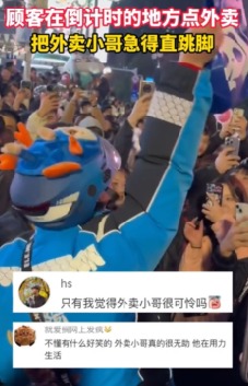 外卖小哥挤进人群送外卖,焦急寻找顾客