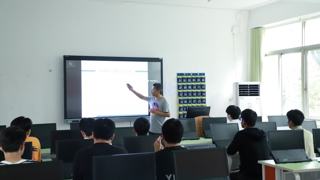 退伍军人来江西新华电脑学院学习新技能