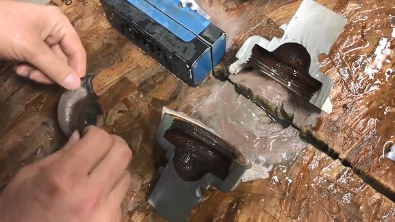 各种物体在高压水刀下的表现,即使钢铁也轻松被分成两半