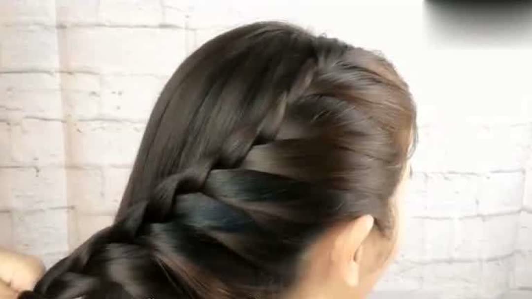 女孩子这样编头发,会显得更有气质