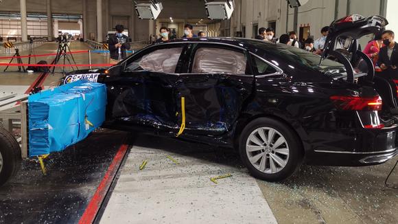 雪耻之撞!2020款帕萨特中汽研侧碰