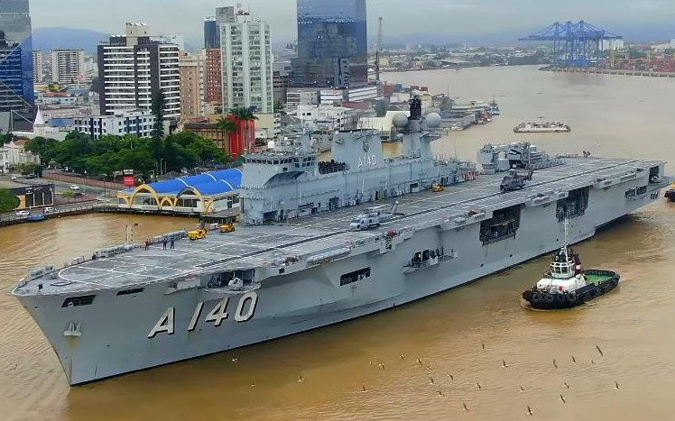 【巴西海军】多用途直升机母舰 - “大西洋”号(A-140)驶离伊塔雅伊港...