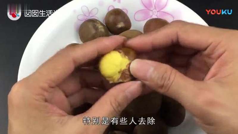 原来剥生板栗,还有这么一个小窍门,一分钟剥一盘,太省时间了