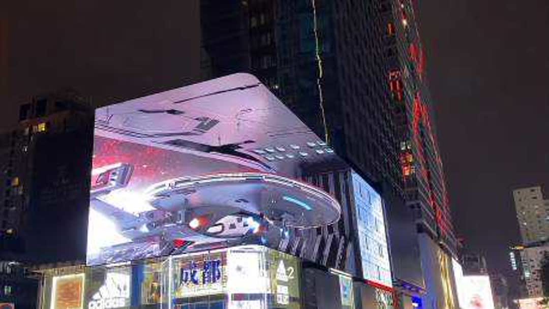 成都太古里,裸眼3D太空飞船从屏幕穿出,肉眼看上去太真实了!