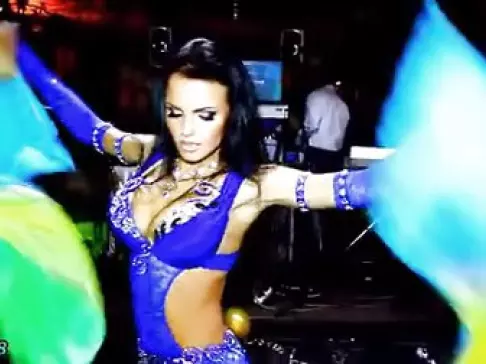 身手不凡! 一个青春迫人 热力四射 的俄罗斯肚皮舞娘