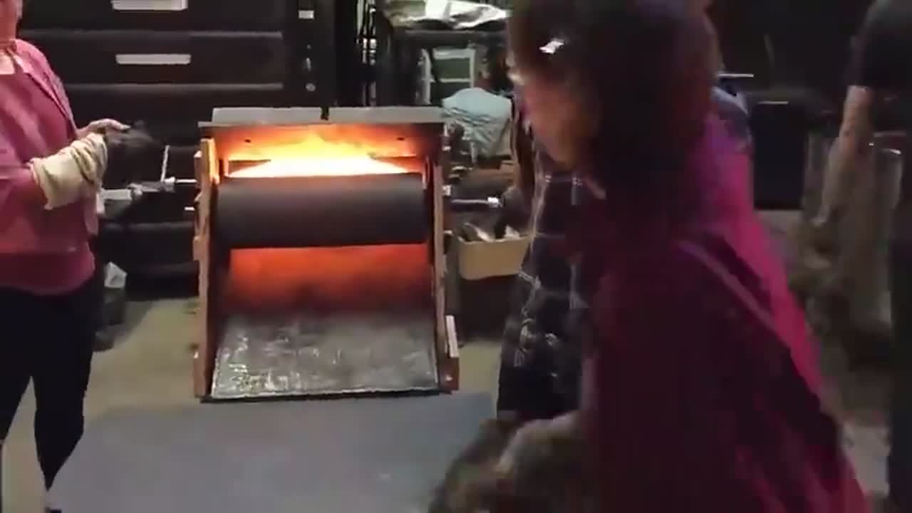 实拍:难以置信的的玻璃生产过程,看着像焦糖