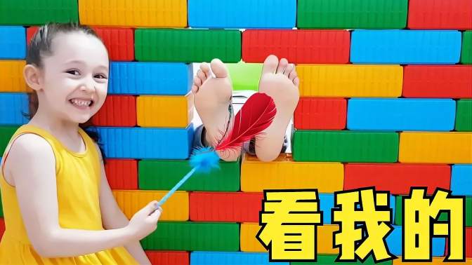 爸爸睡觉梦游,小宝贝挠爸爸的脚心,这个喊爸爸起床的方式厉害