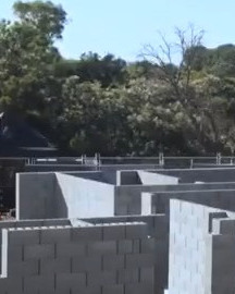 ...Hadrian X 内部有电锯可以将砖切成小块,之后抹上粘合剂再通过伸缩...