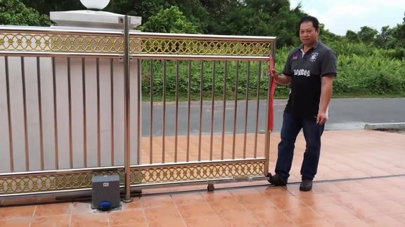 男子在电动滑动门上换了一个啥?关门时终于不会被夹了,安全