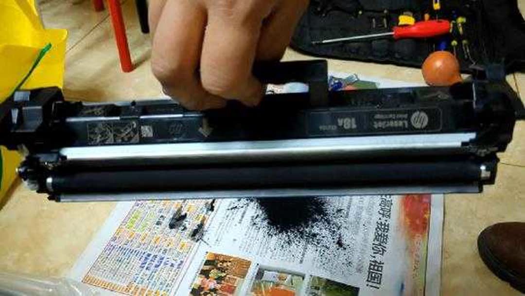 惠普18a粉盒缺墨了。红马甲这样加粉,效果媲美原装。