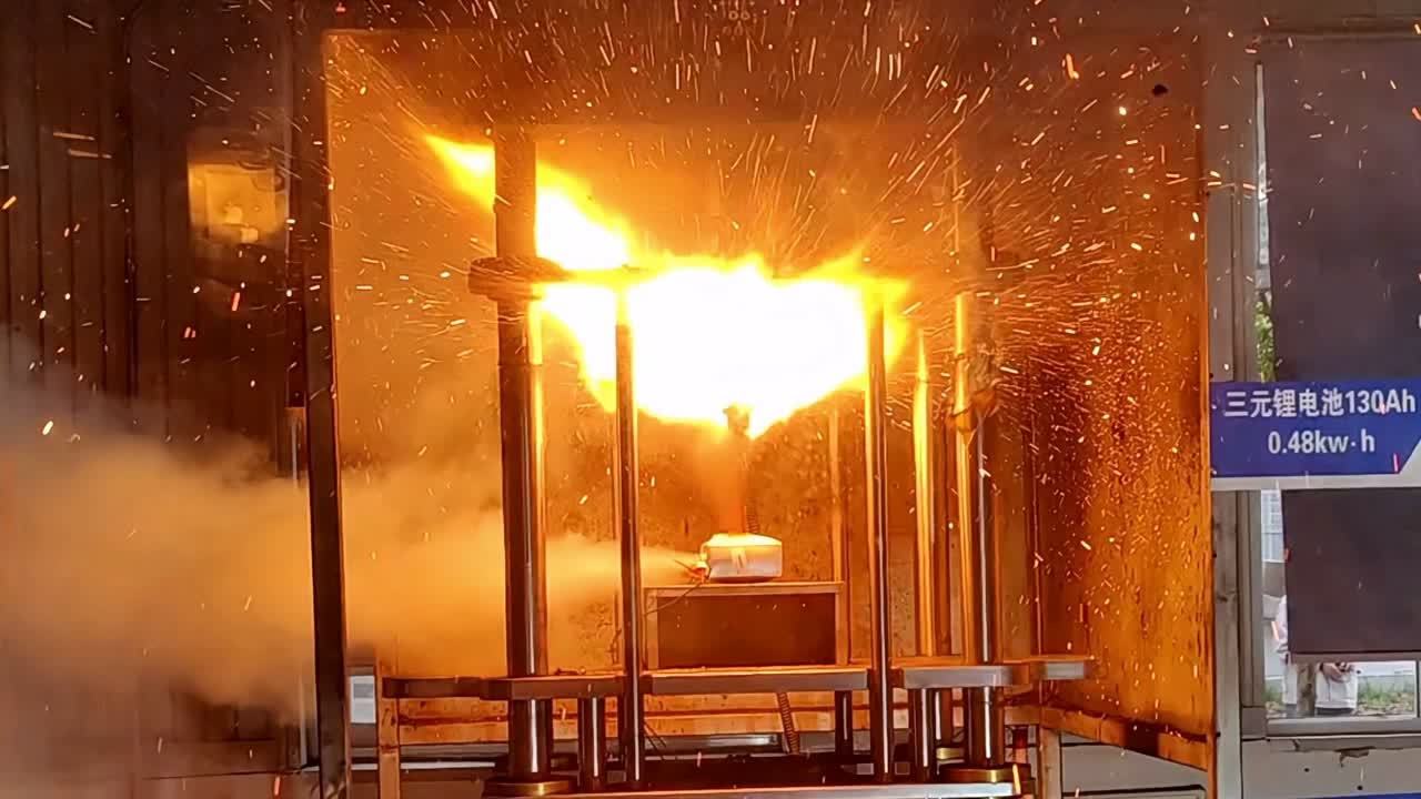 比亚迪刀片电池VS三元锂电池,结果有点出人意料!