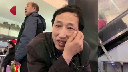 坐50多小时火车回家过年 为省钱只带一