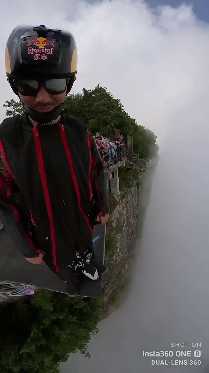 翼装飞行穿越天门山云海