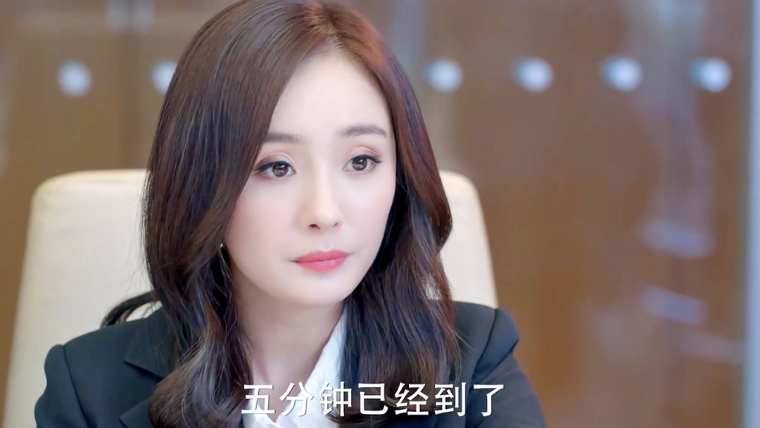 女强人搭配会议室开会,谁料死对头赖着不走,女强人霸气赶人