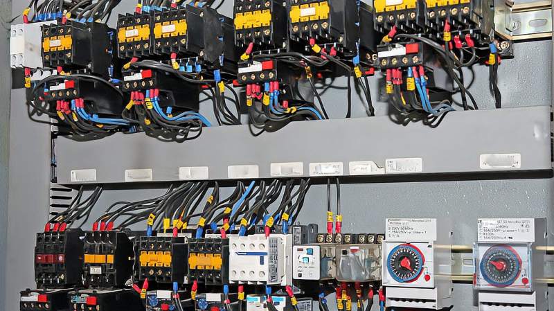 电工知识:时间继电器控制2台电机顺序启动,工作原理实物讲解