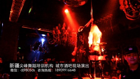 新疆城市双人钢管舞演出