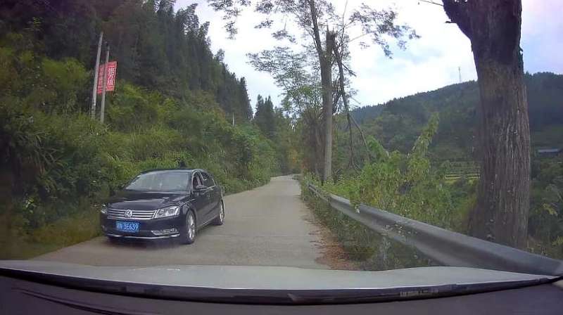 山区窄路会车,新手切勿太靠右边打方向,手动挡司机说出实话