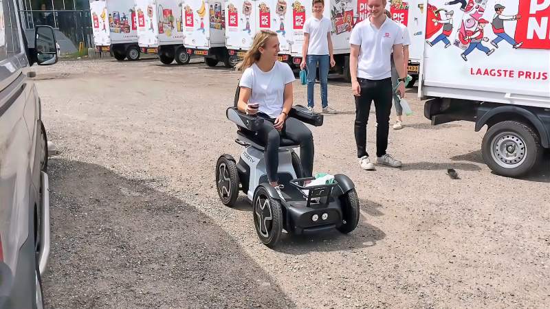 这电动轮椅,自带防撞雷达,可续航100公里,快赶上新能源汽车了