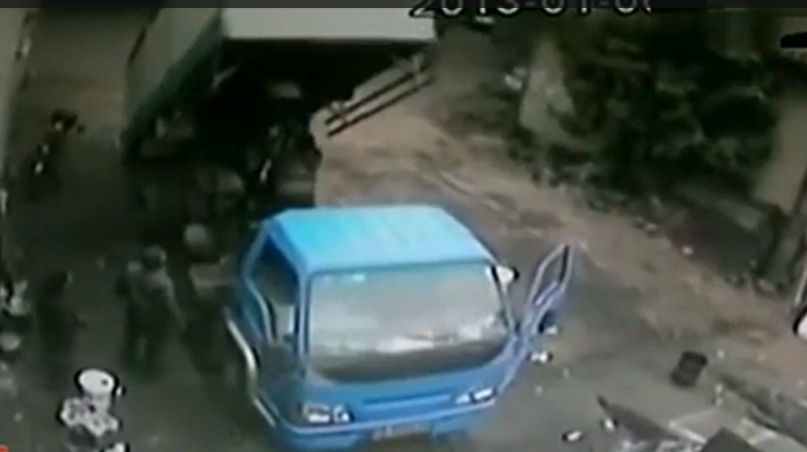 几个修理工围在一起修车,监控记录这惨烈的一幕!