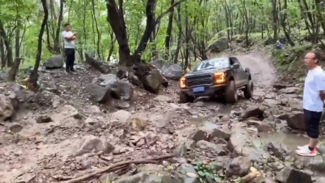 福特猛禽挑战极限山路越野,动力十足镜头全拍下!