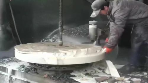 工人切割的原石翡翠,表面切得非常光滑,师傅的手艺真不错
