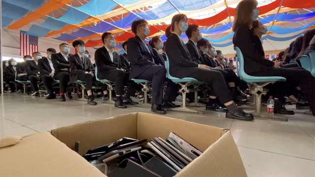 1200名大学生开学典礼交手机听演讲,老师:培养自律意识