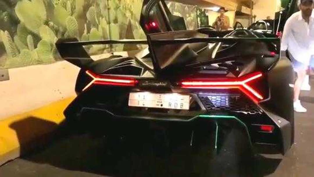 8000万的兰博基尼毒药出街,后面的车都不敢超车了,真是霸气!