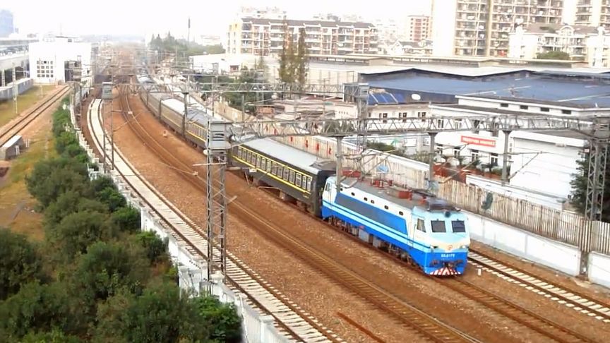 上海南开往衡阳 SS8电力机车牵引K759次列车通过杭州艮山门