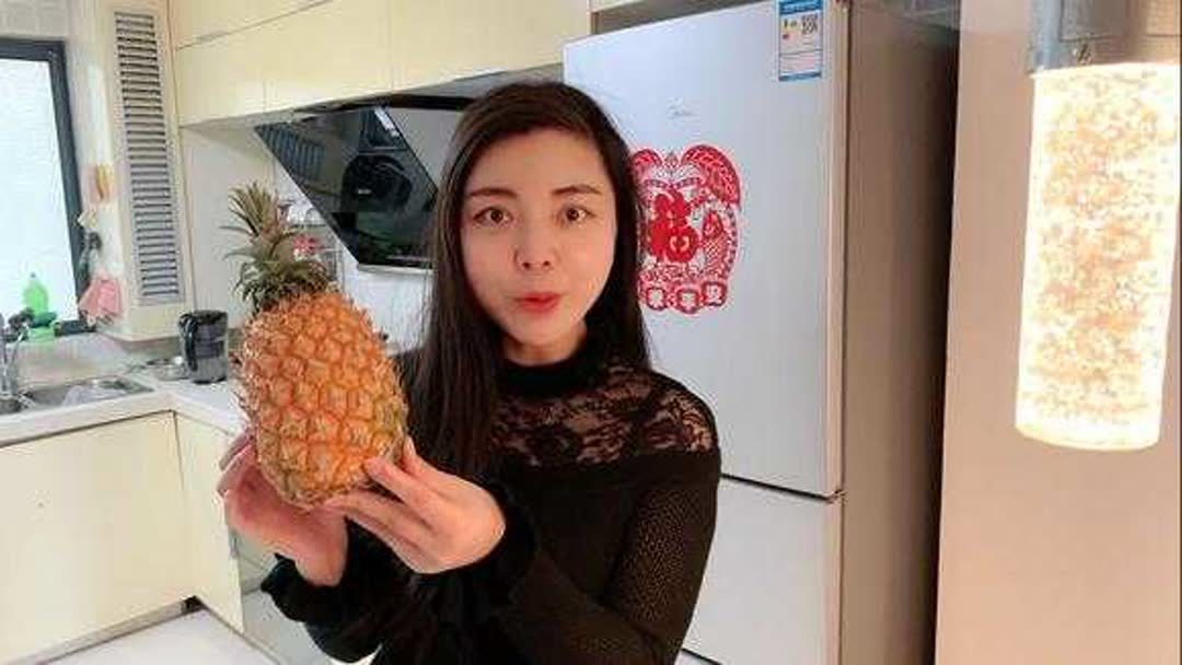 别在买外面切好的菠萝吃,自己在家削菠萝也特别简单,还干净放心
