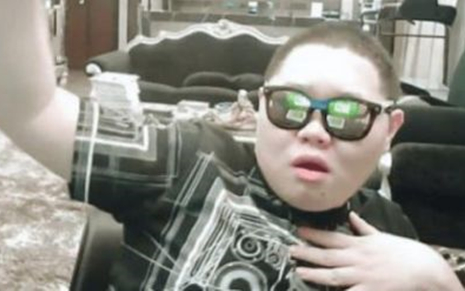 当PDD听着最炫民族风和郎给的诱惑玩港诡实录时…