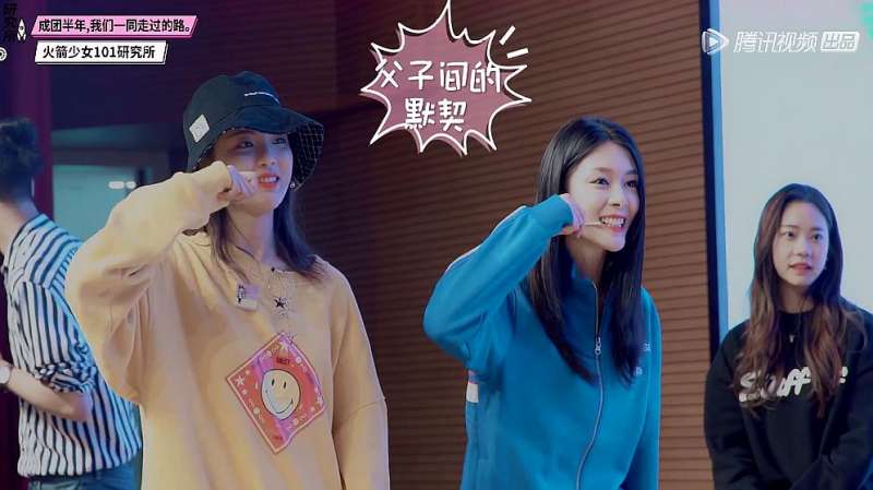 杨超越傅菁爆笑模仿愤怒的小鸟,杨超越比动作,急出表情包!