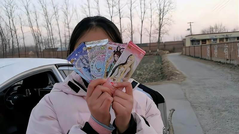 张小于到农村小卖部花20元买叶罗丽卡牌,拆出UGR超稀有卡,赚大了