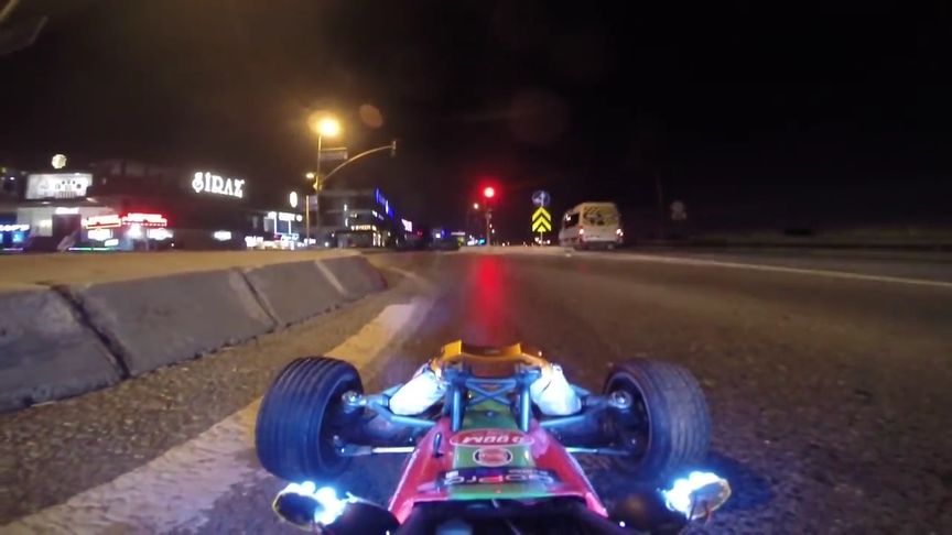 rc遥控模型车上路了,还是很遵纪守法的!