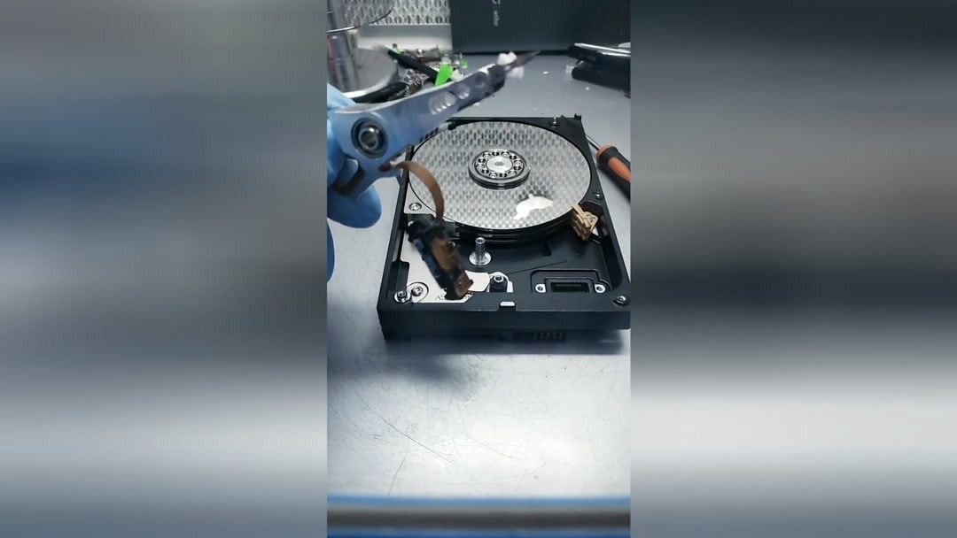 客户的描述是硬盘被摔了,里面的数据无法拷贝,经检测一个磁头被摔坏,...