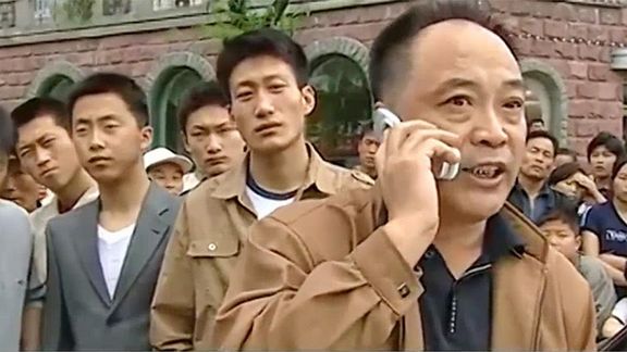 放过你:公安局长步行上任,没想碰上交警当街打人,立马亮身份