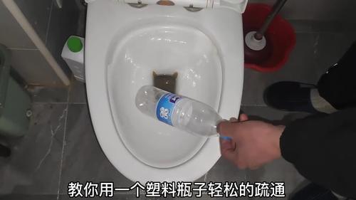 才知道,马桶堵塞,只用饮料瓶,1分钟快速疏通马桶,太实用了