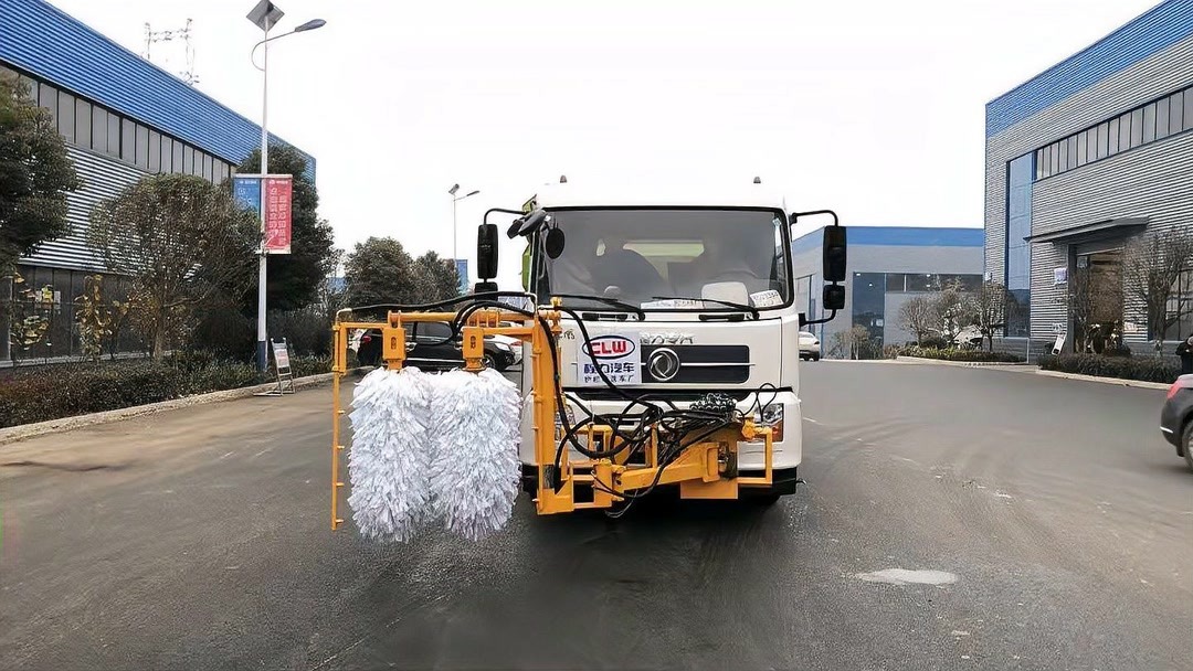东风天锦12方洒水车前端加装城市护栏高速清洗装置作业视频