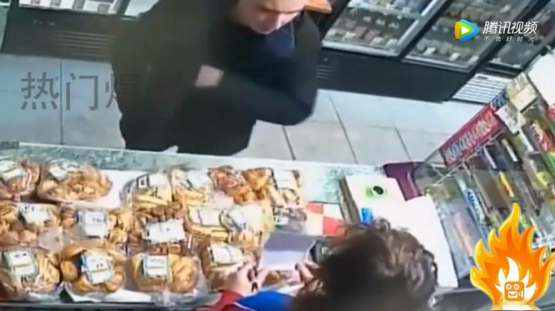 男子来超市购物,忽然拿出武器,收银大姐也不甘示弱拿起计算器反击