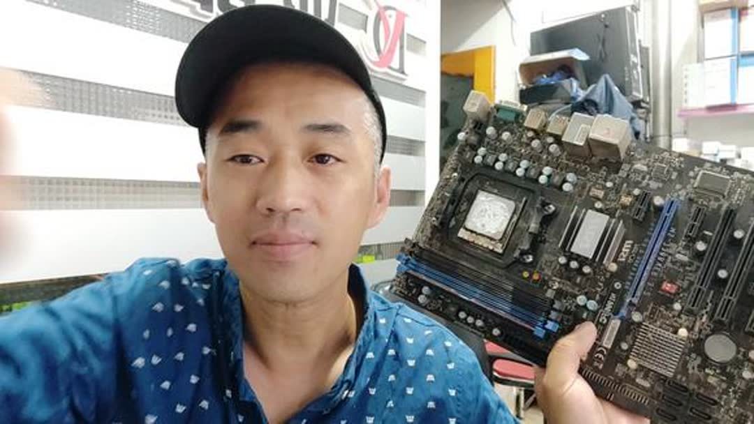 电脑主板的内存卡槽为什么同时插四根内存电脑启动不了。