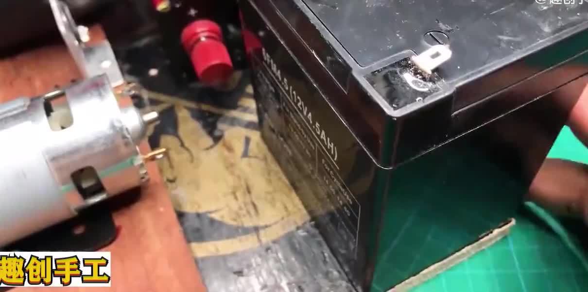 制作可以把12V直流电转换成220V交流电的逆变器.