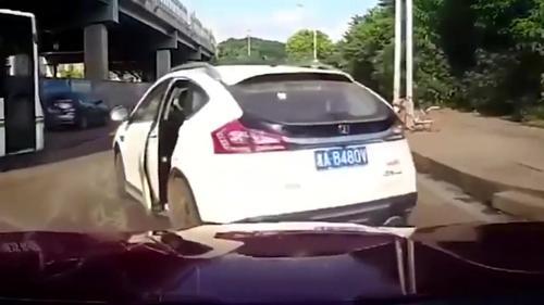 行车记录仪:开车不关门、下车不摘挡,女司机真是优秀啊