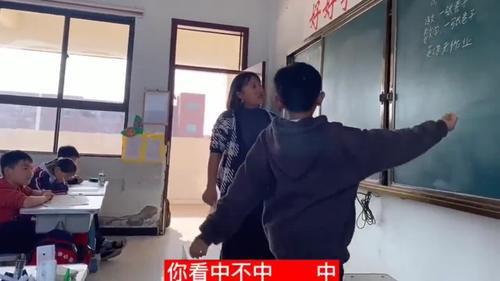 班主任一走进教室,班长和课代表都上前汇报工作,简直就是左膀右臂!