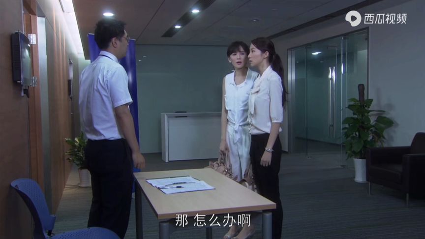 俩美女面试迟到,行政不高兴,没想到老板一句话就让行政心花怒放