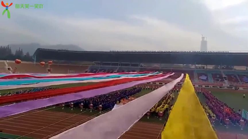 陪朋友去看他们学校的运动会开幕式,几张彩条布从空中飞了出来!
