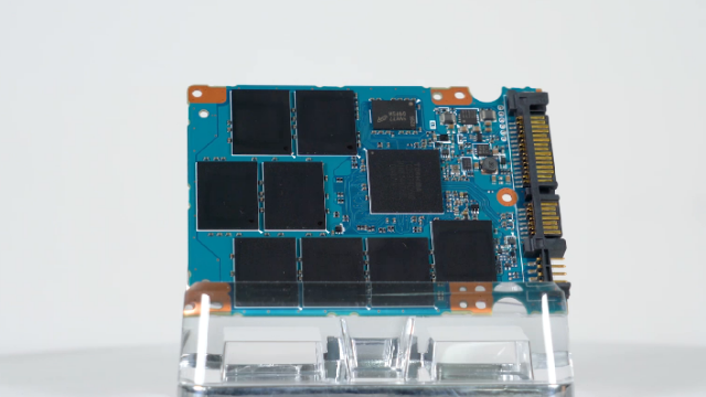 SSD由哪些核心部件构成