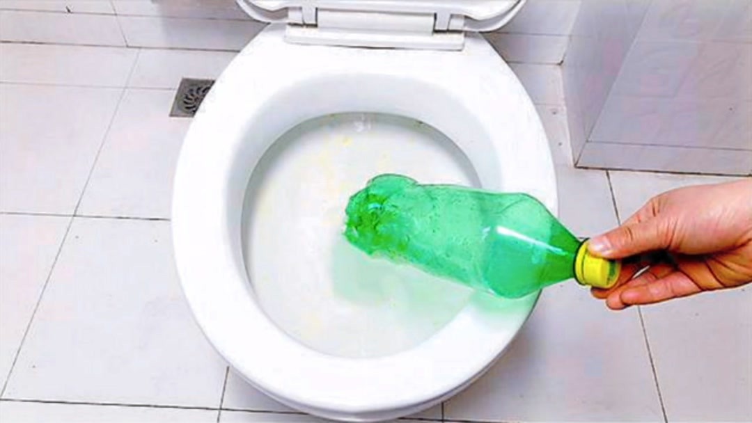 家里马桶堵了不用愁,只需一个塑料瓶就能快速疏通,方法省钱实用