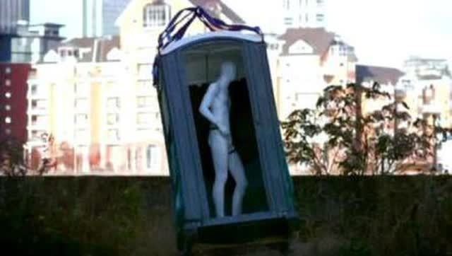 电梯坠落即将坠地时,向上跳跃真能救命?动画还原全过程