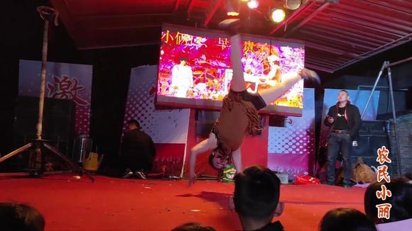 农村夜晚歌舞表演,姑娘又唱又跳卖力得很,最后的动作却让人吃惊